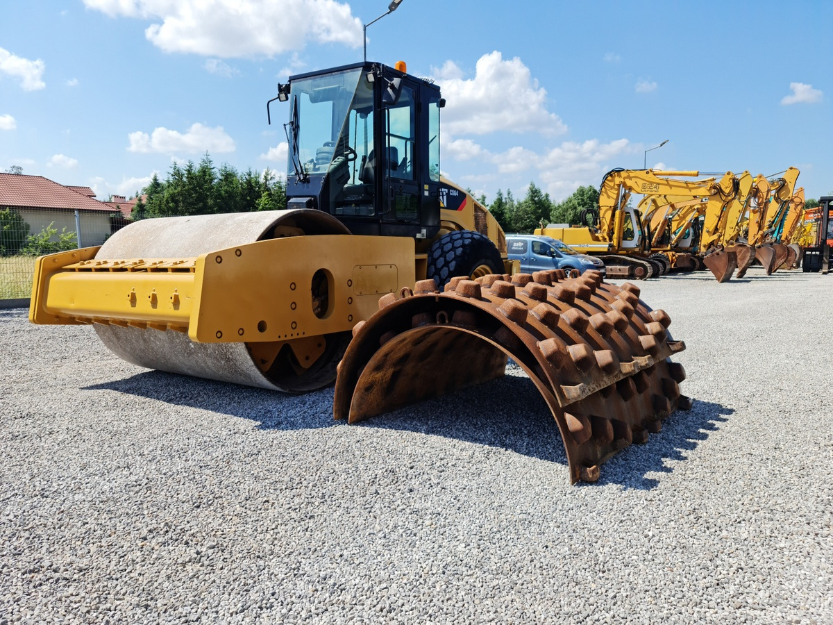 Dawid Gwóźdź - Maszyny budowlane - CATERPILLAR CS64