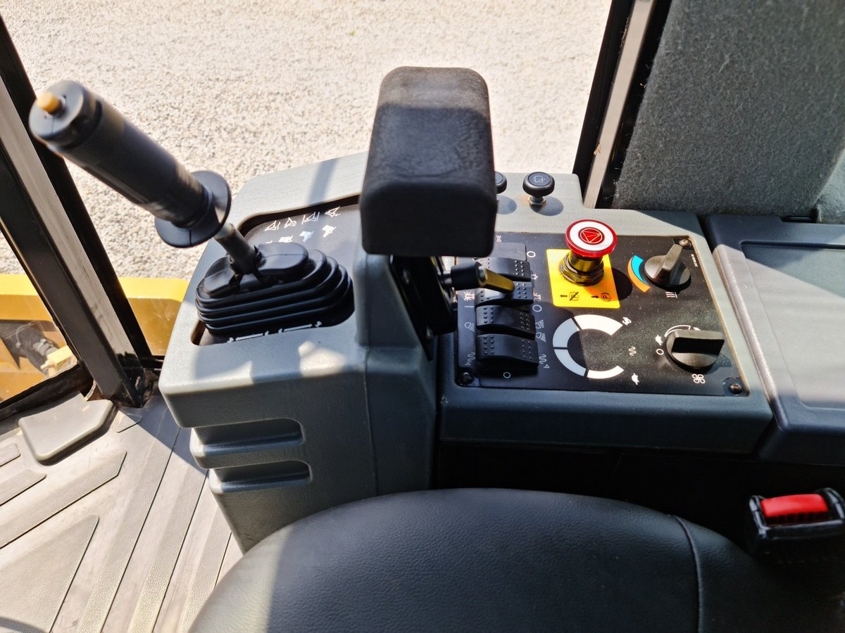 Dawid Gwóźdź - Maszyny budowlane - CATERPILLAR CS64